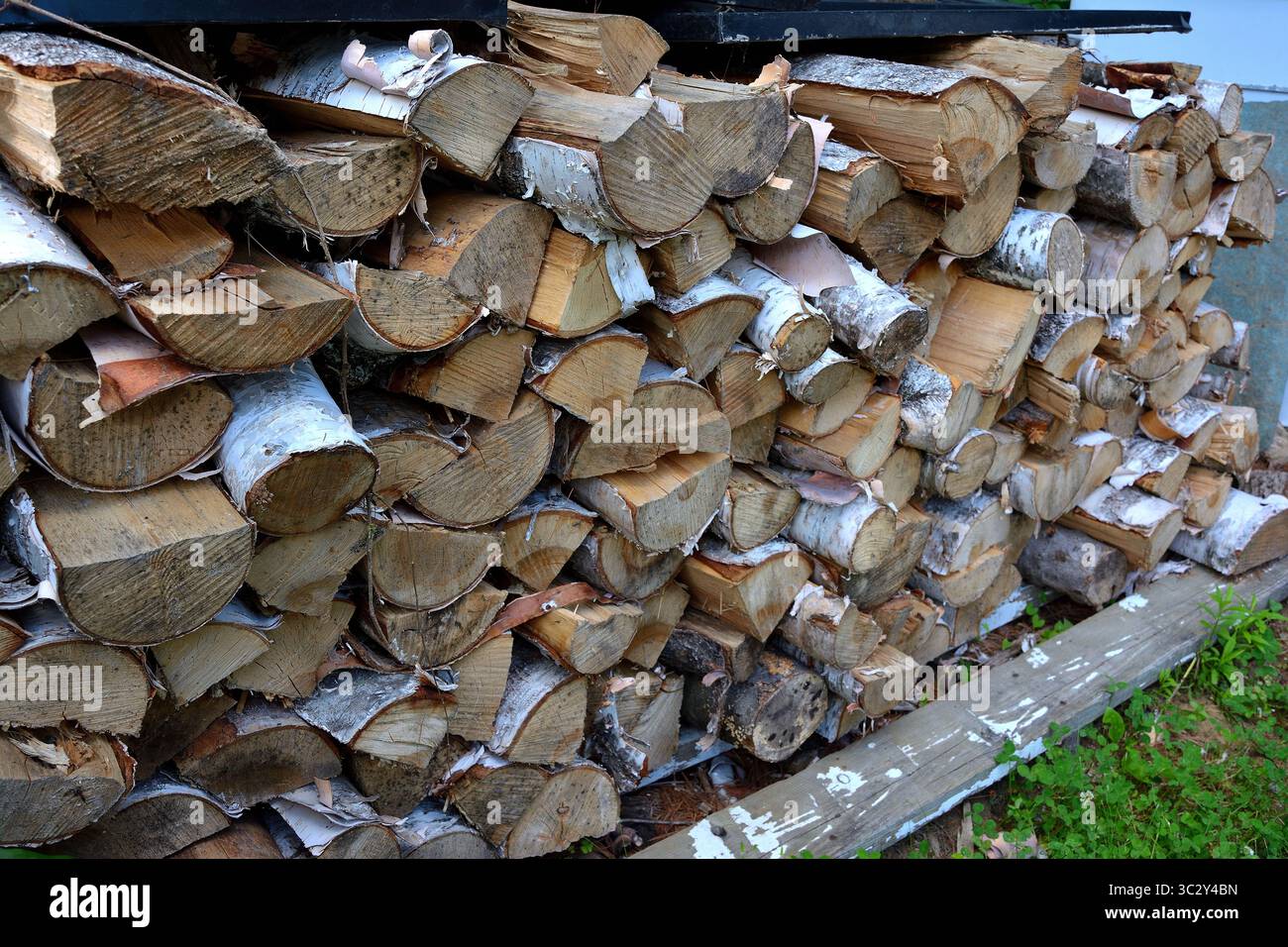 Logs home heating in hi-res stock photography and images - Alamy