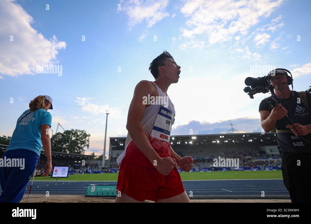 (250725) -- BOCHUM, July 25, 2025 (Xinhua) -- Shu Heng (C) of China ...