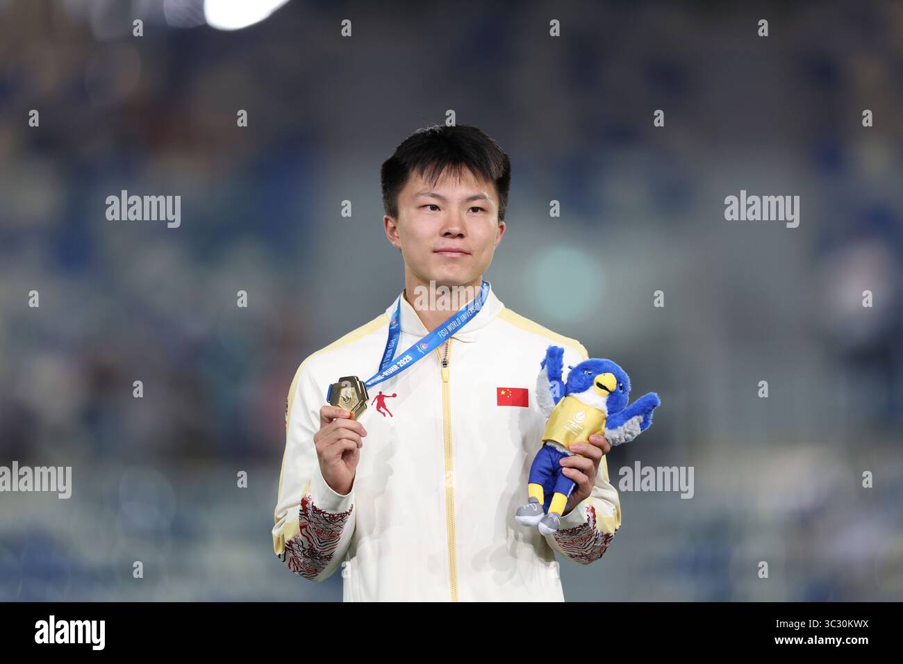 (250725) -- BOCHUM, July 25, 2025 (Xinhua) -- Gold medalist Shu Heng of ...