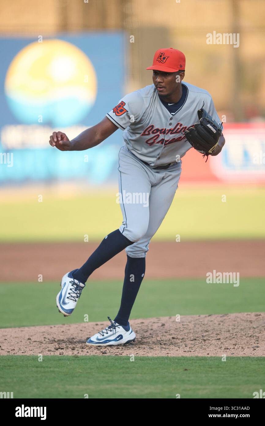 Bowling Green Hot Rods pitcher Junior William (32) delivers a pitch during a game against the ...