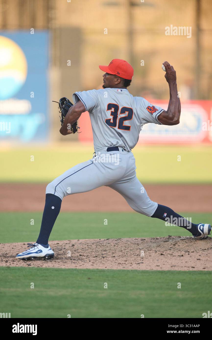 Bowling Green Hot Rods pitcher Junior William (32) delivers a pitch ...