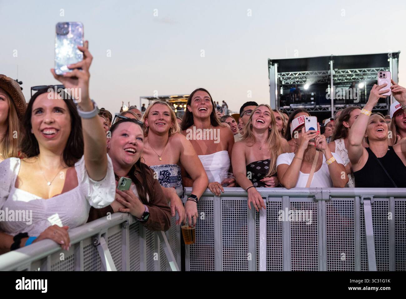Hundreds of fans attended Riley Green performance with his band at Pier ...