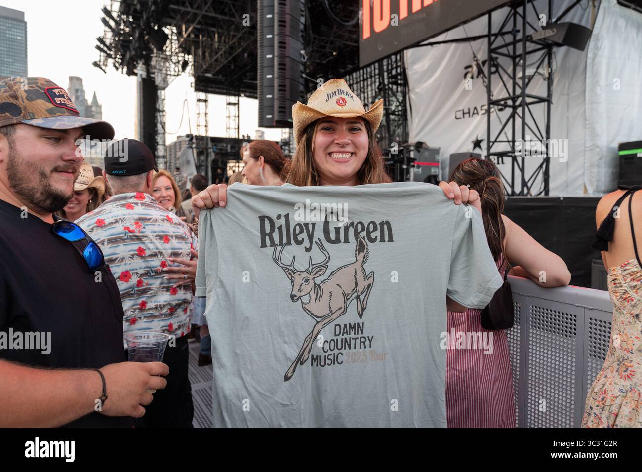 Hundreds of fans attended Riley Green performance with his band at Pier ...