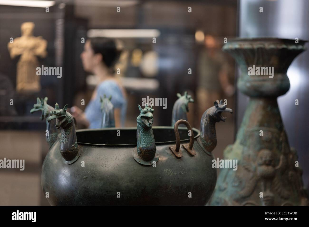 Bronze cauldron hi-res stock photography and images - Alamy