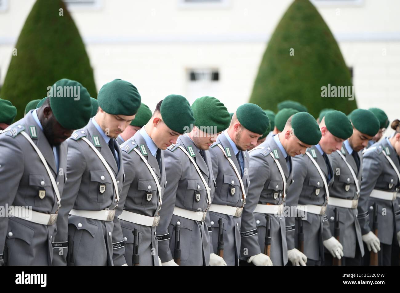 22 July 2025, Berlin: Bundeswehr soldiers stand in front of Bellevue ...