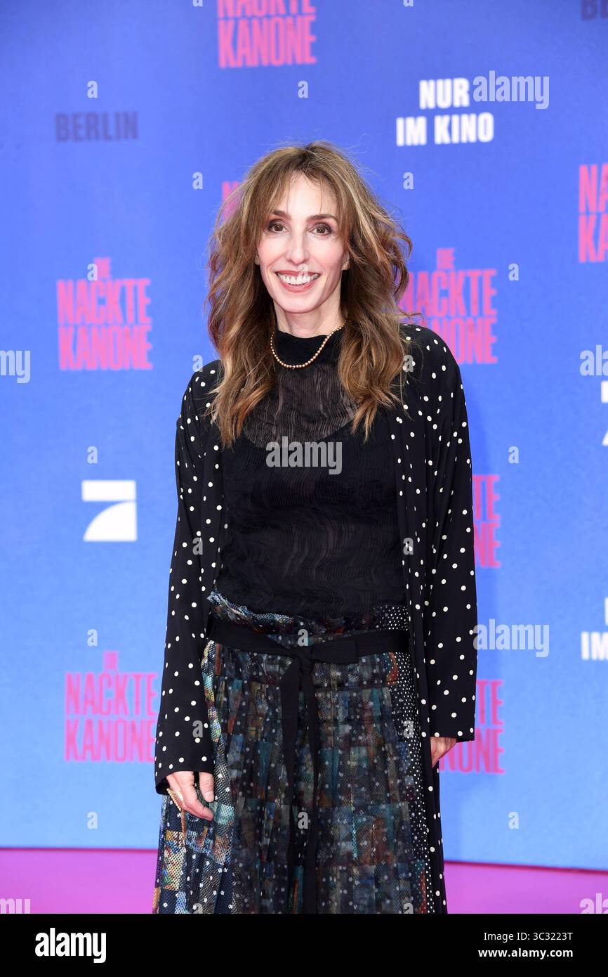 Erica Huggins bei der Deutschlandpremiere von DIE NACKTE KANONE in ...