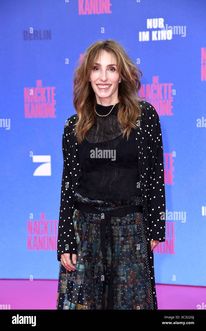 Erica Huggins bei der Deutschlandpremiere von DIE NACKTE KANONE in ...