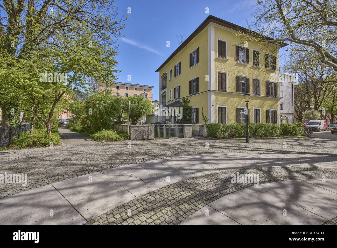 Square, cobblestones, natural stone slabs, trees, houses, general ...