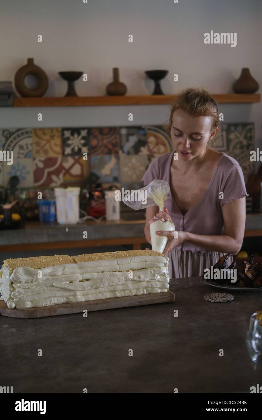 Woman making cake apply cream hi-res stock photography and images - Alamy