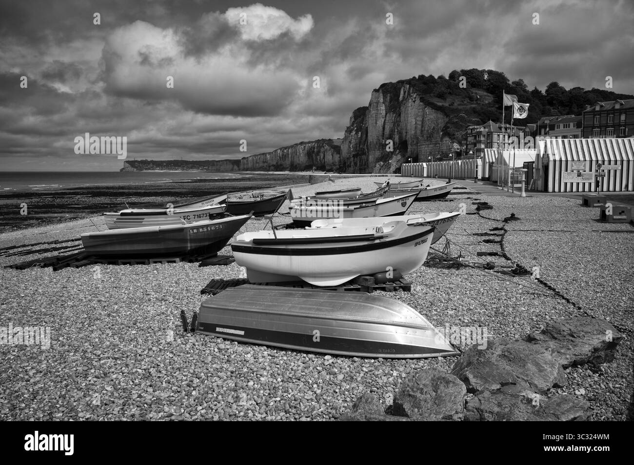 Boats lying on the beach, rowing boat, pebble beach, bathing huts ...