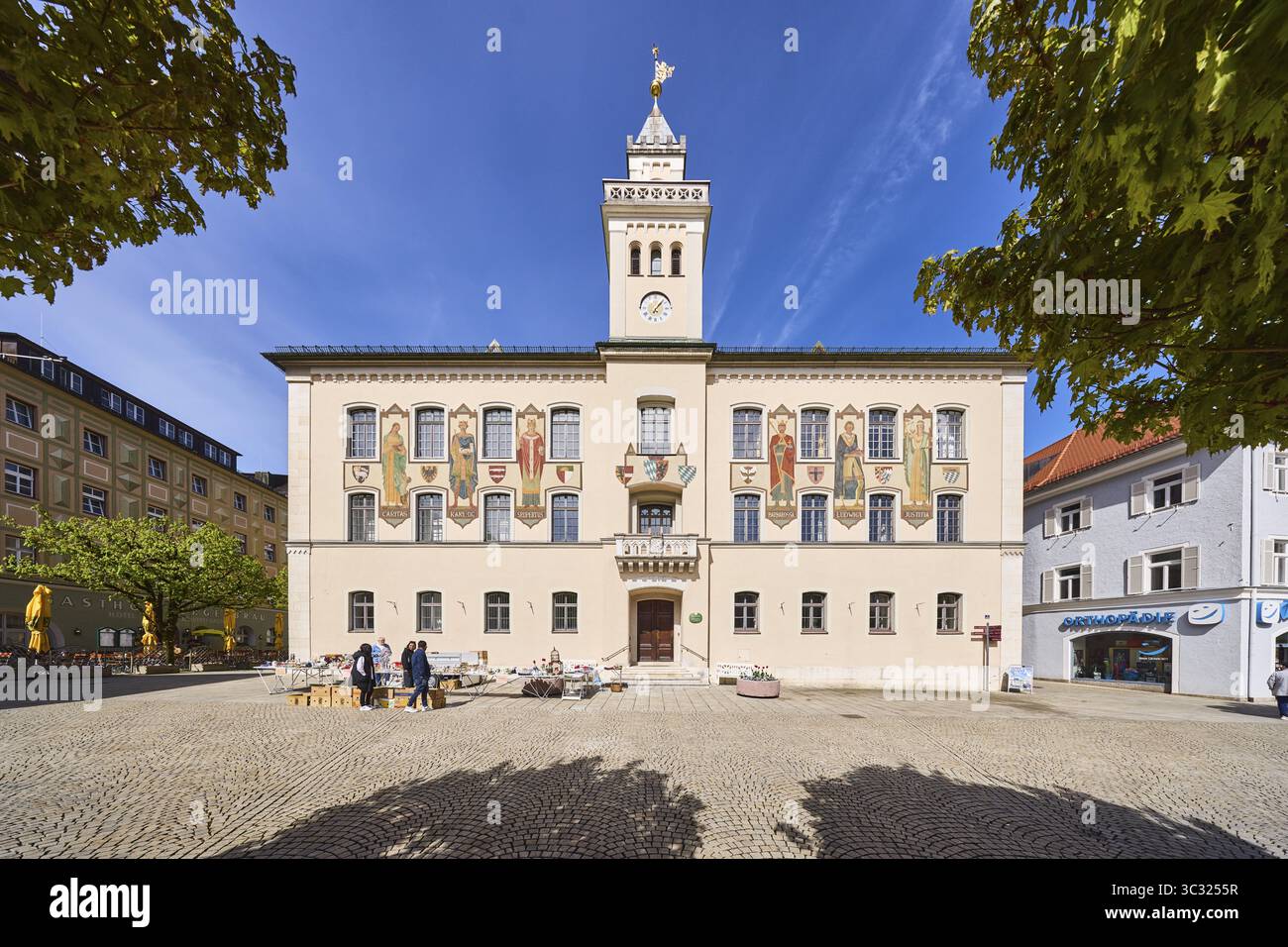 Historic town hall, frescoes, visual artist Josef Hengge, square ...