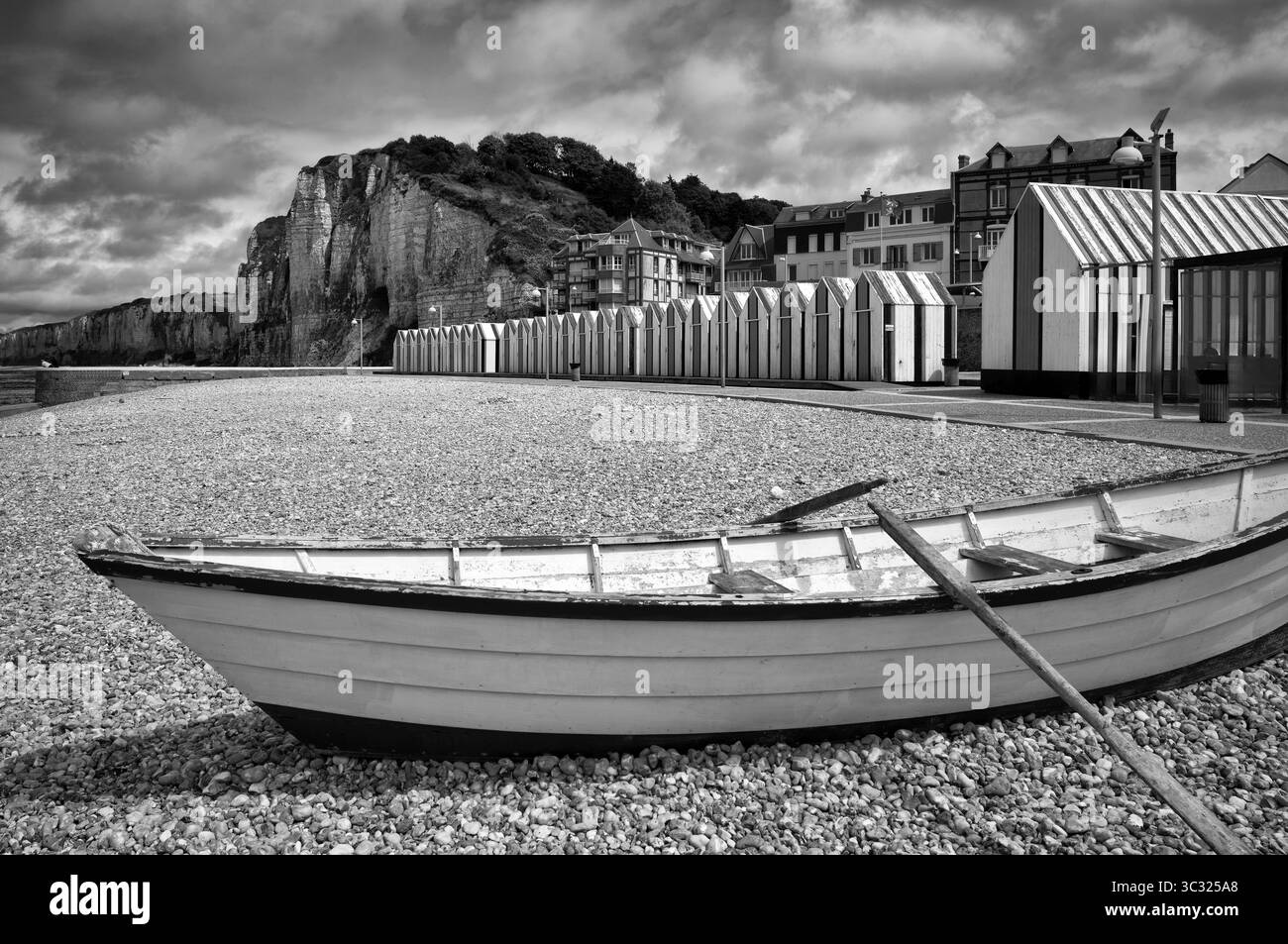 Rowing boat on the beach, pebble beach, beach huts, beach cabins, bathing cabins, cabins, black ...