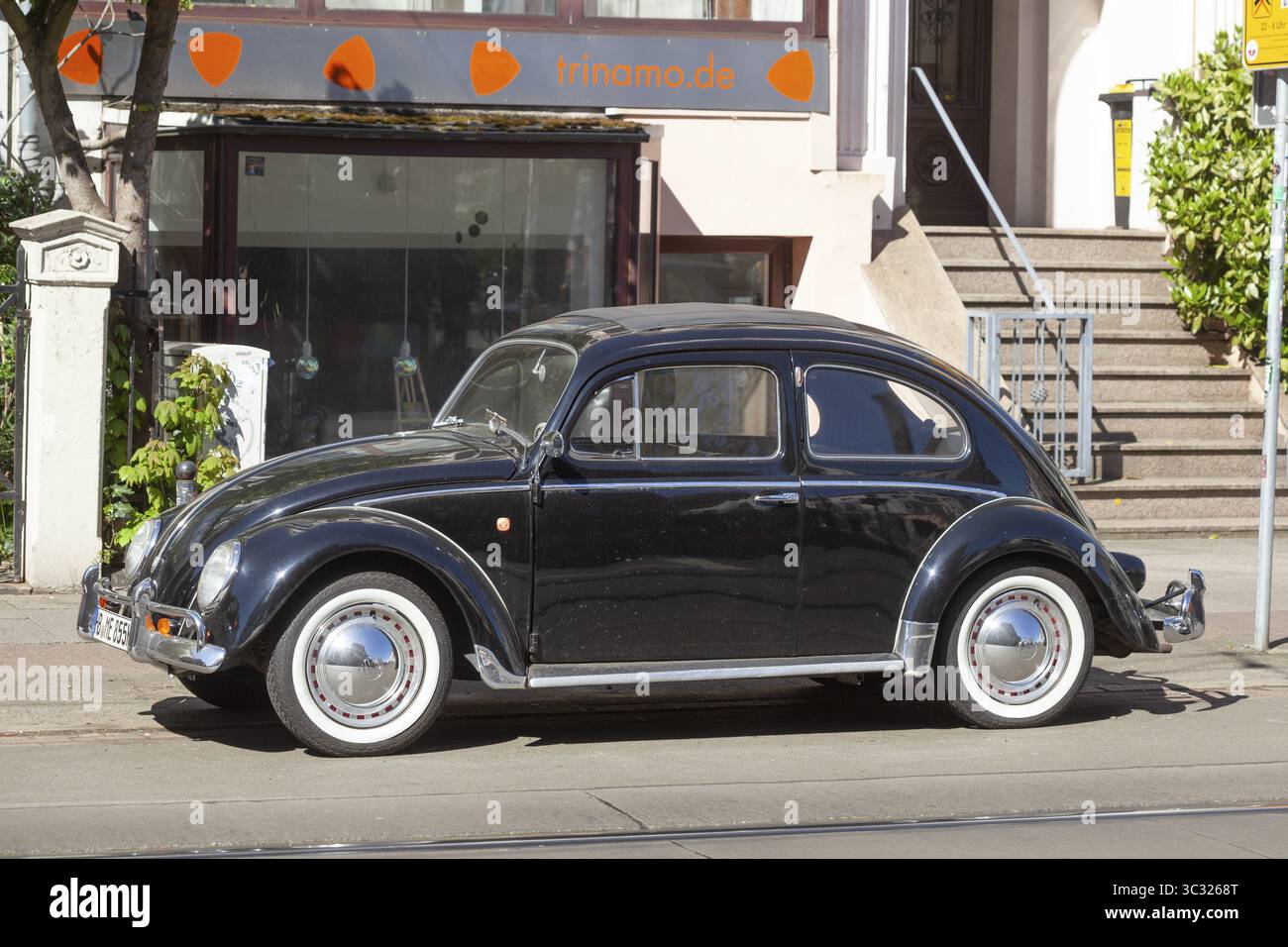 Vw beetle side view hi-res stock photography and images - Alamy
