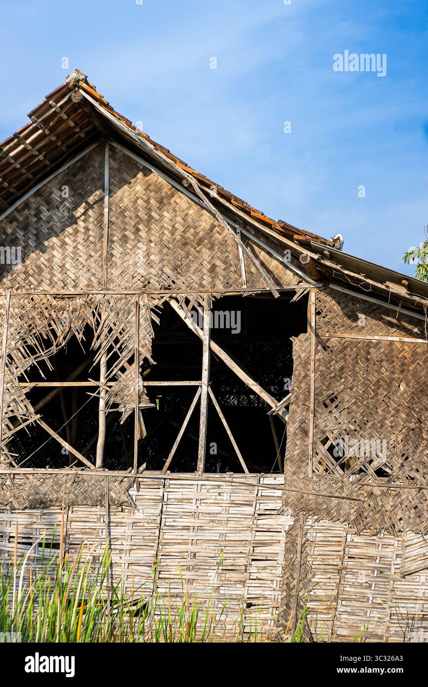 Brokenwall hi-res stock photography and images - Alamy