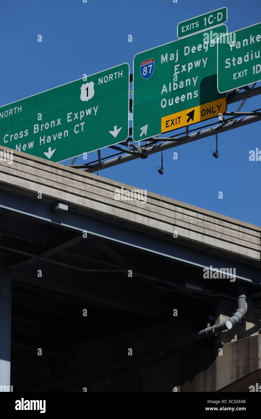 freeway exit sign new york Stock Photo - Alamy