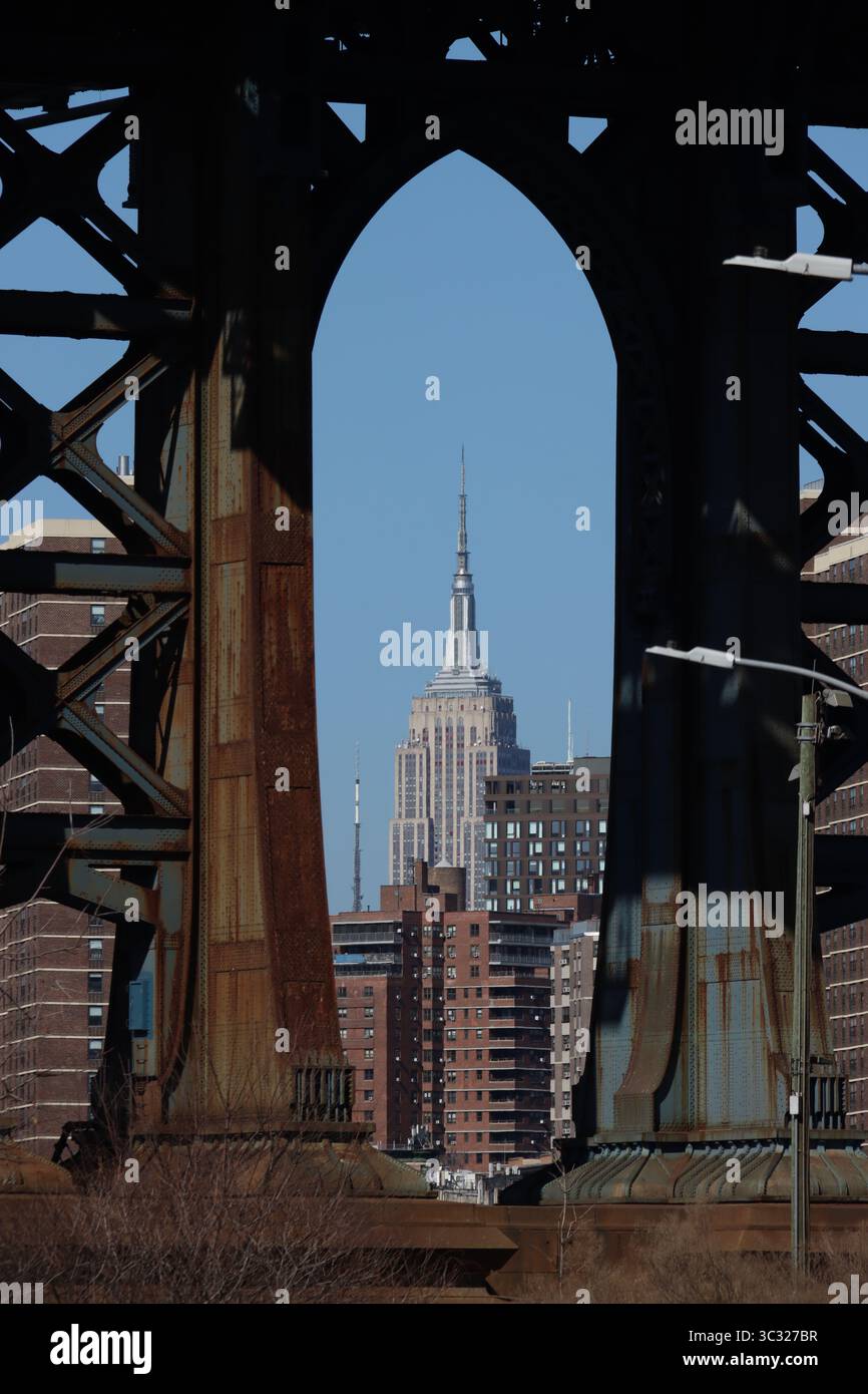 empire state building through bridge supports Stock Photo - Alamy