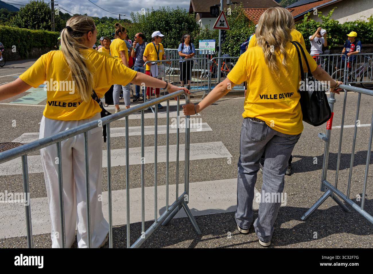 Woman waiting start crossing street hi-res stock photography and images ...