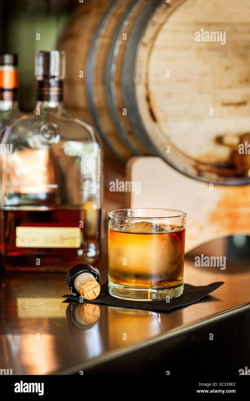 Bar tender whiskey hi-res stock photography and images - Alamy