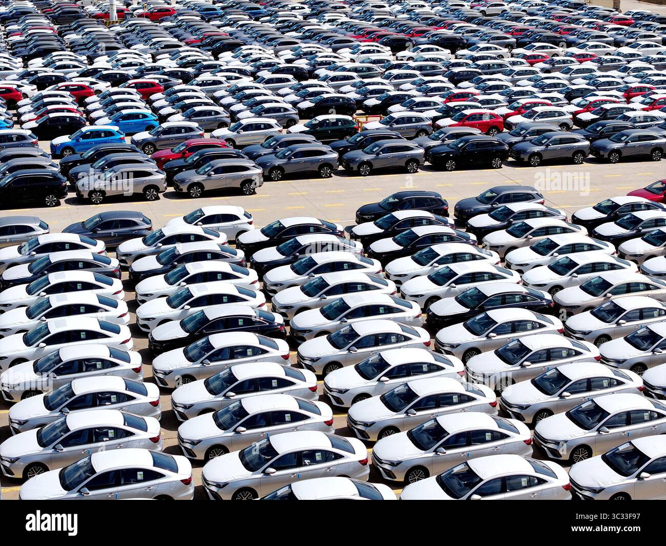 Aerial photo shows export-bound vehicles await loading at Lianyungang ...