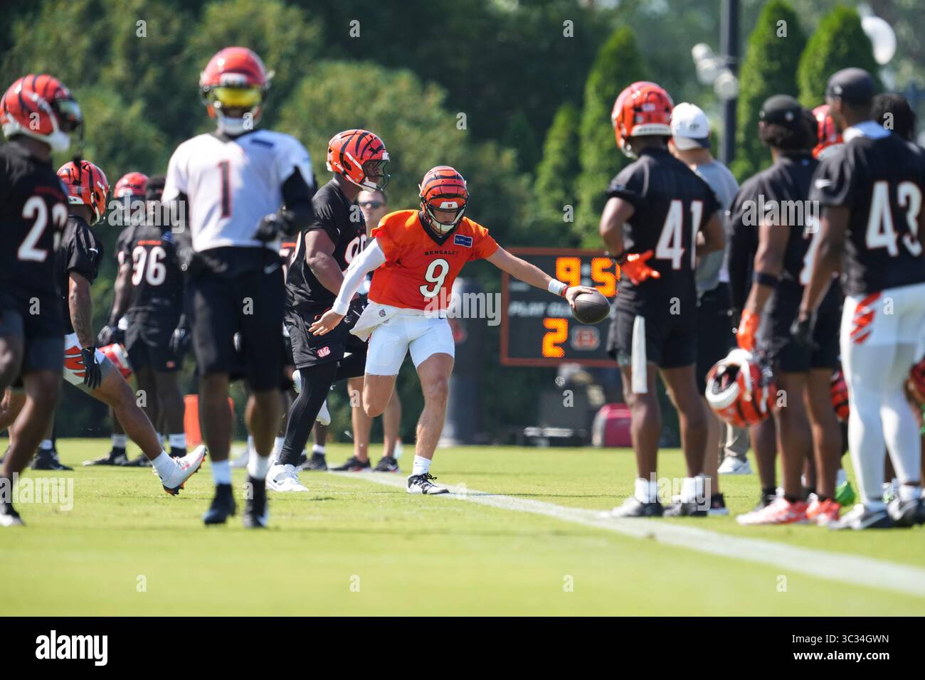 Cincinnati Bengals quarterback Joe Burrow (9) runs during practice at ...