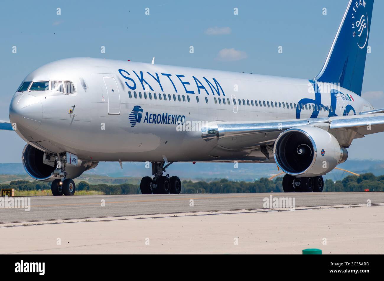 Avión de largo radio Boeing 767 de la aerolínea Aeromexico con librea ...