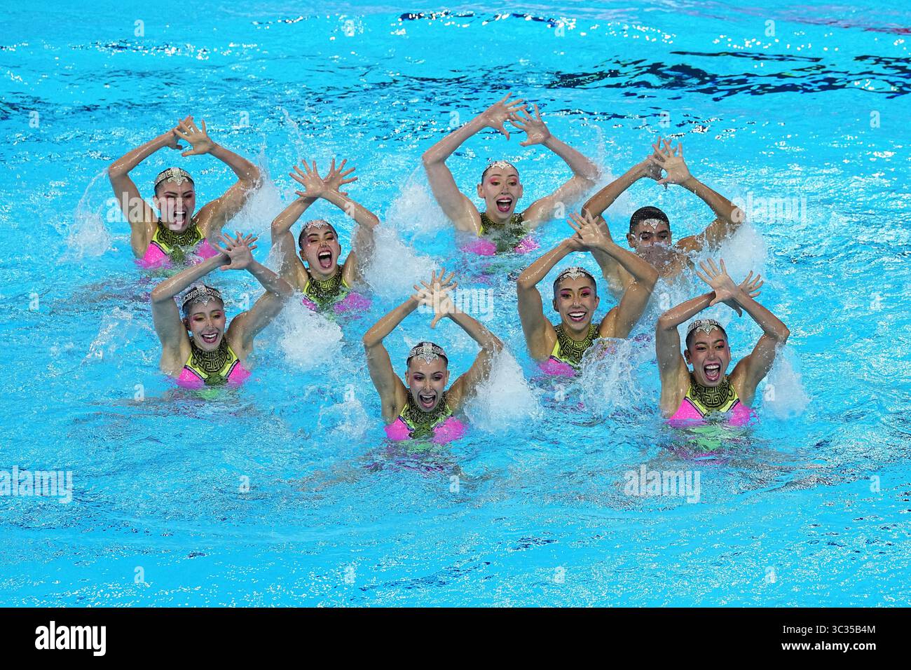 Team Mexico compete in the team acrobatic final of artistic swimming at ...