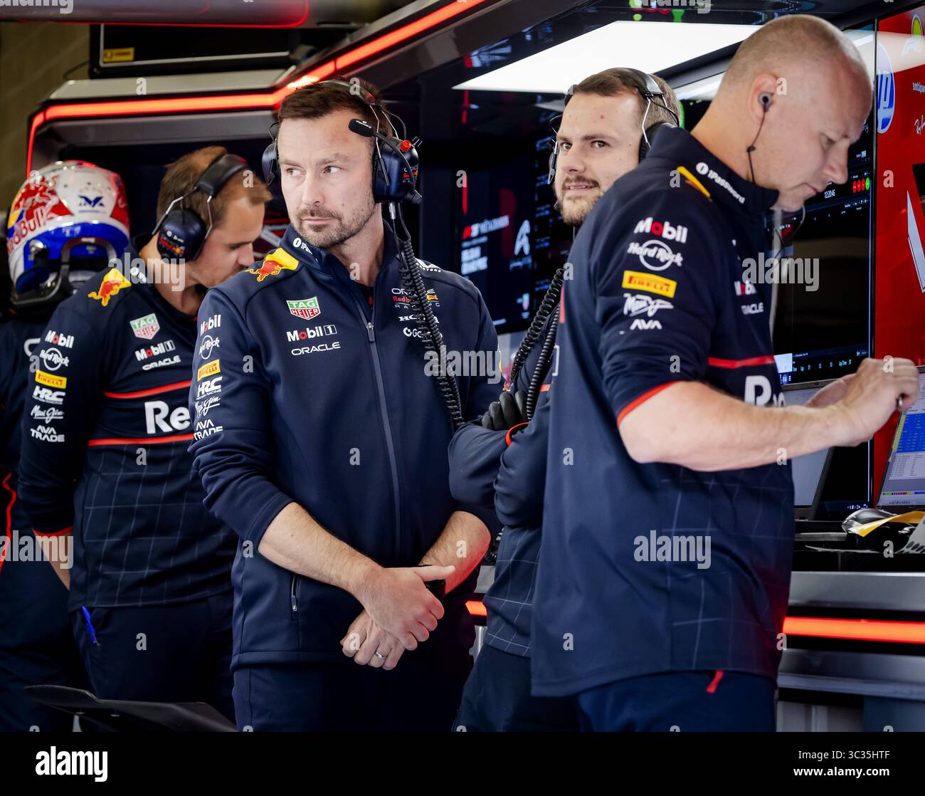 SPA - Simon Rennie (L), the temporary race engineer for Max Verstappen ...