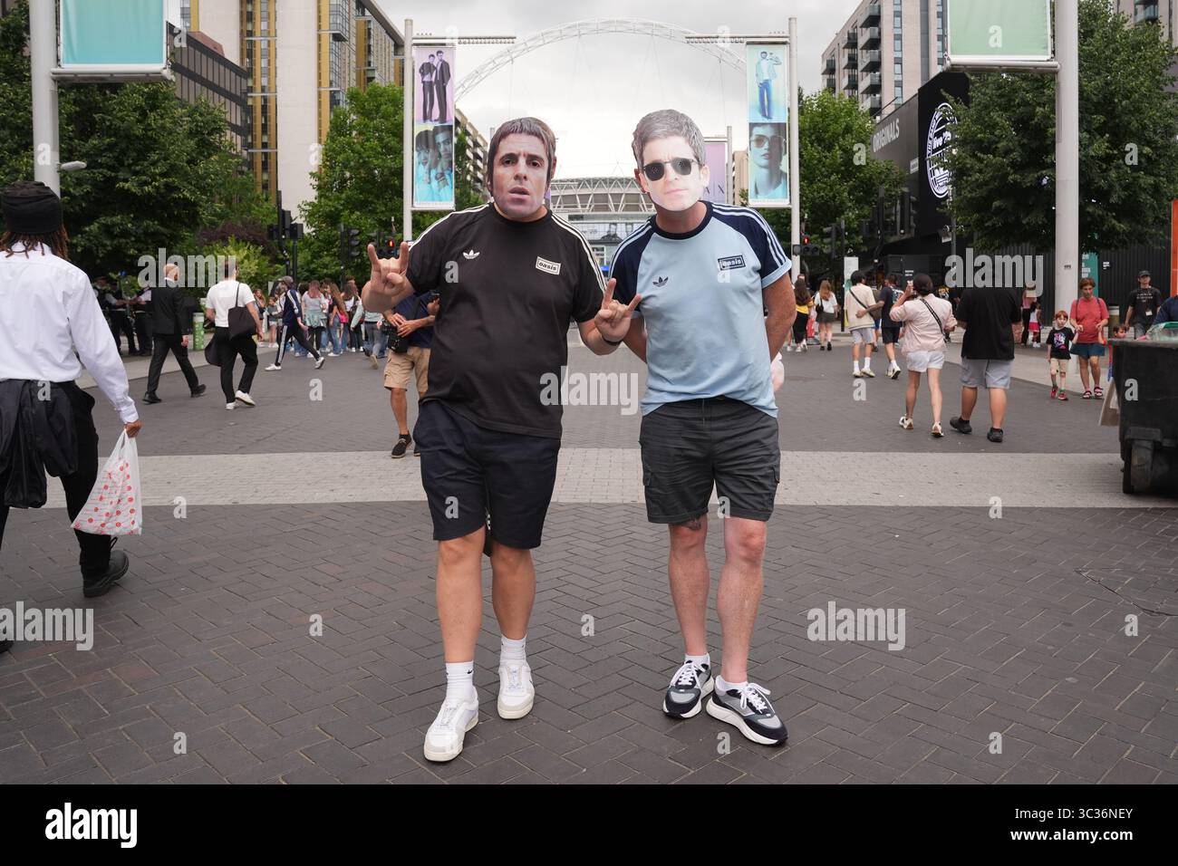 Liam and noel gallagher 2025 tour hi-res stock photography and images ...