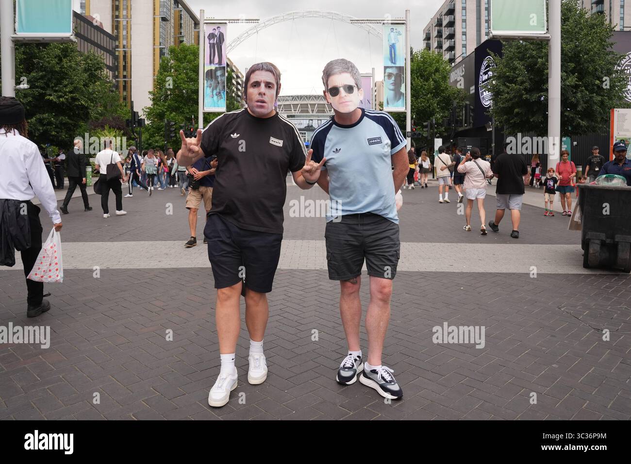 Liam and noel gallagher 2025 tour hi-res stock photography and images ...