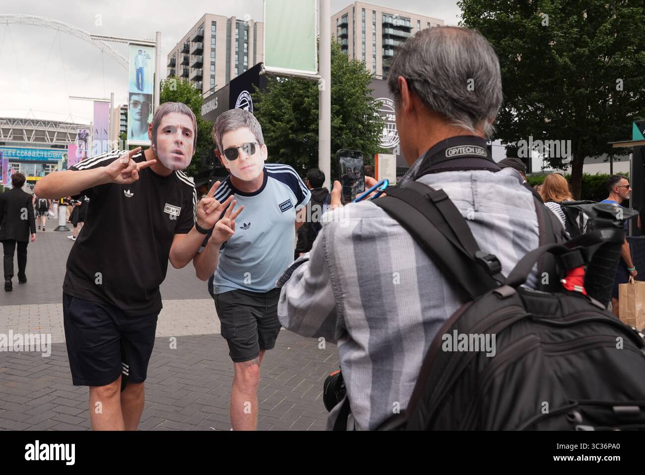 Liam and noel gallagher 2025 tour hi-res stock photography and images ...