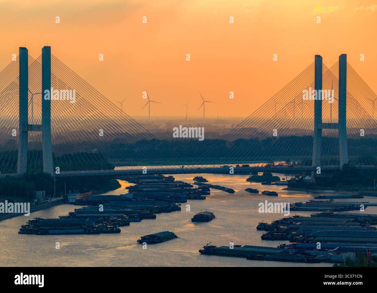 Hundreds of ships are waiting in an orderly manner upstream and ...