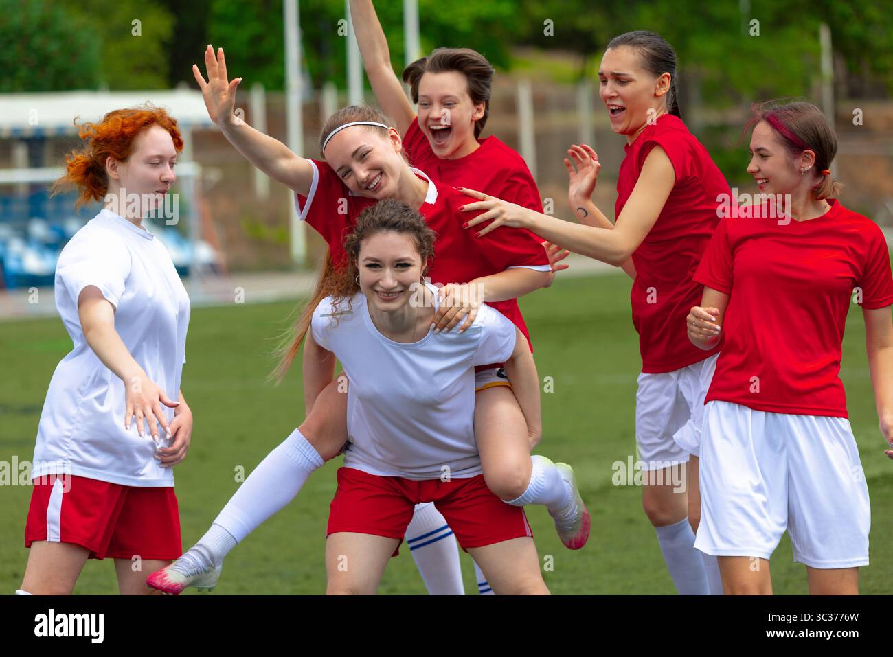 Women football team celebrates hi-res stock photography and images - Alamy
