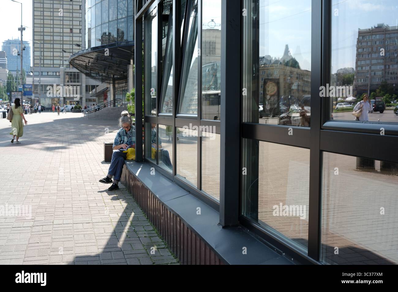 Captures modern architecture building hi-res stock photography and ...
