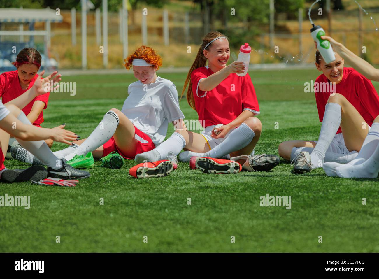 Women football players relax hi-res stock photography and images - Alamy