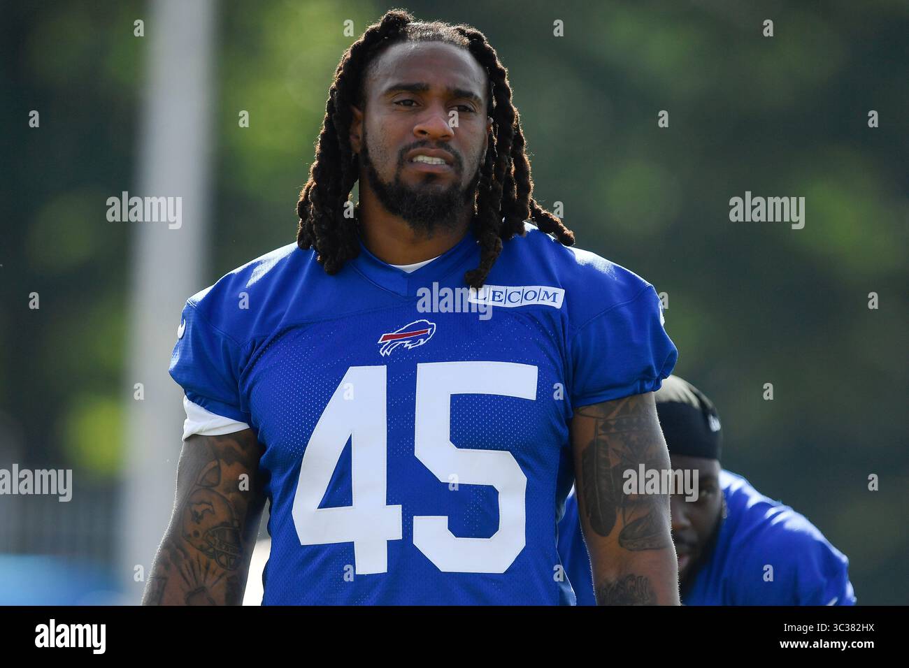 Buffalo Bills linebacker Shaq Thompson (45) warms up during practice at ...
