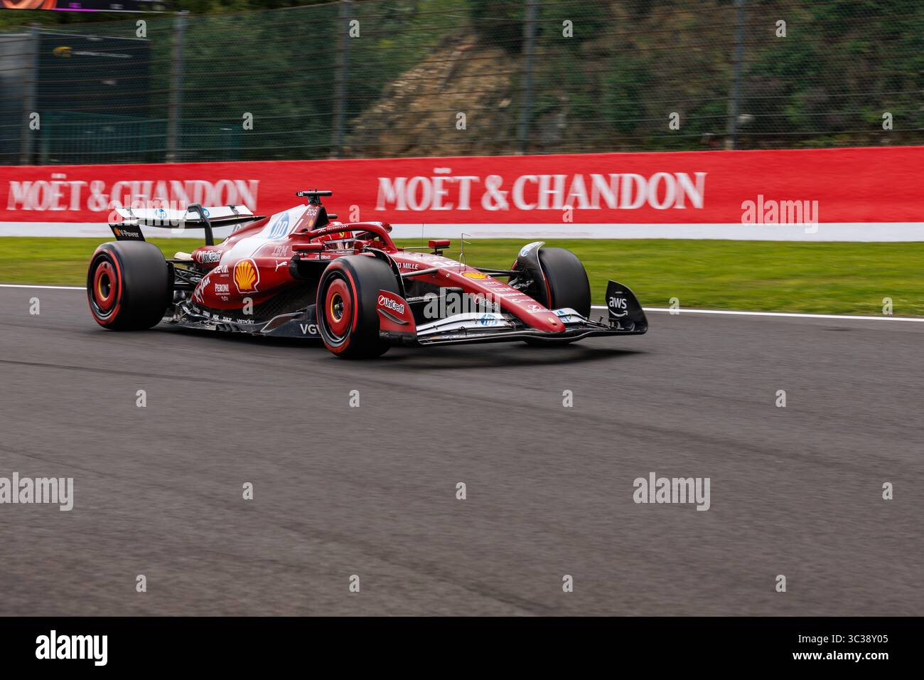 Charles Leclerc (Scuderia Ferrari HP, #16) mit seinem Auto auf der ...
