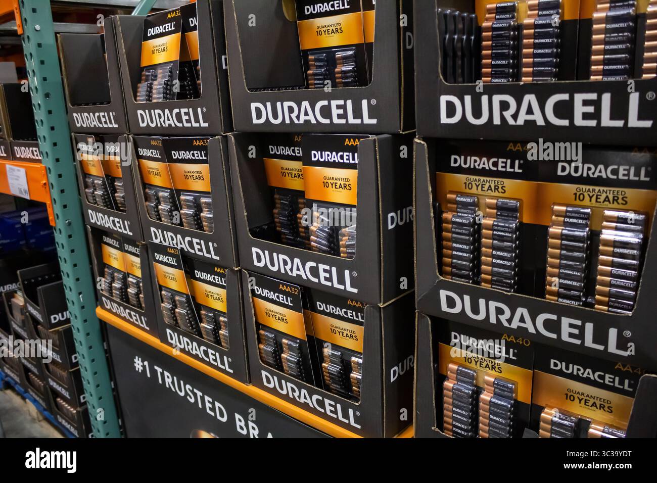Duracell on shelf hi-res stock photography and images - Alamy
