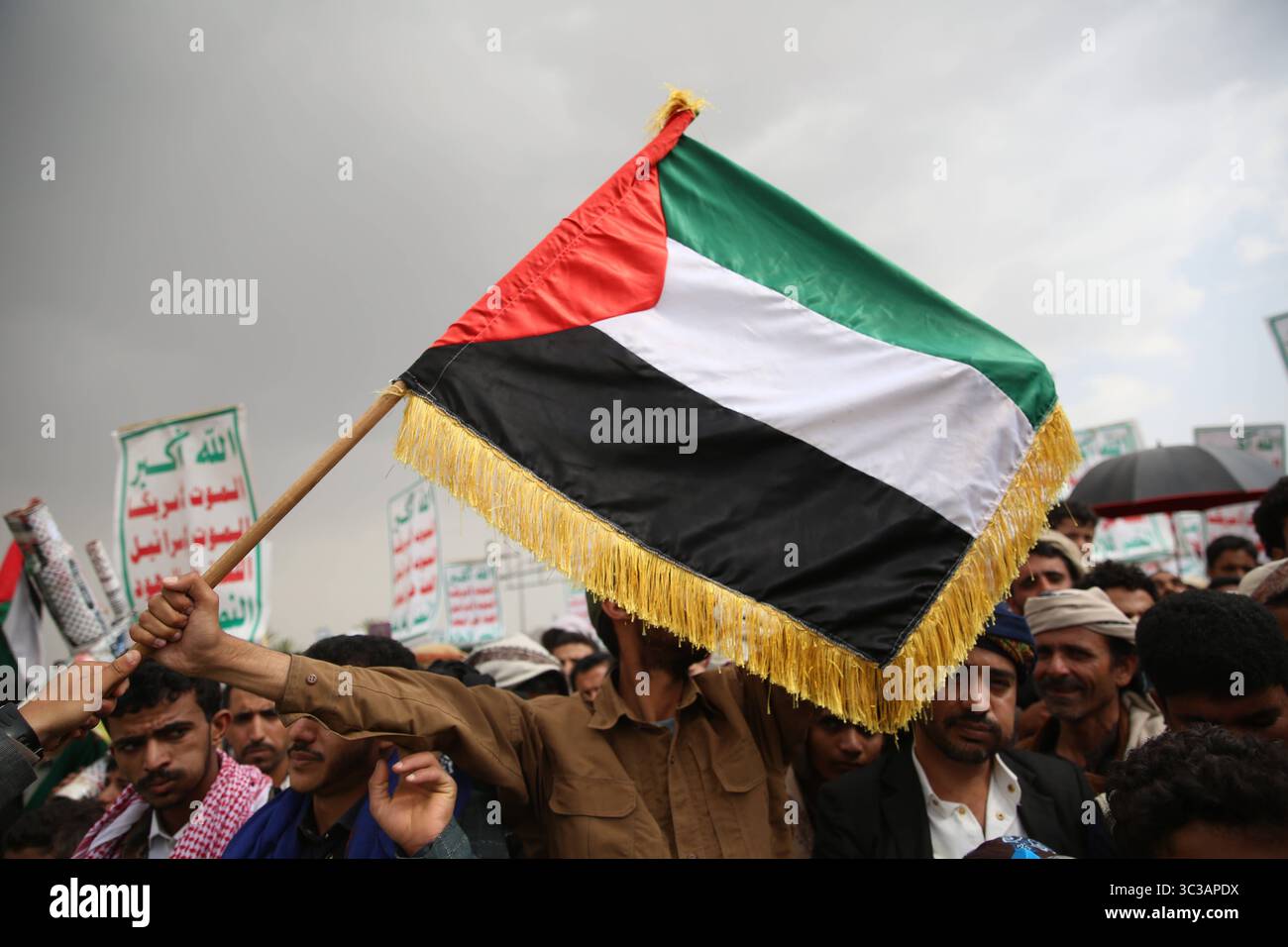 YEMEN HOUTHIS USA ISRAEL CONFLICT- Houthi supporter holds up a ...