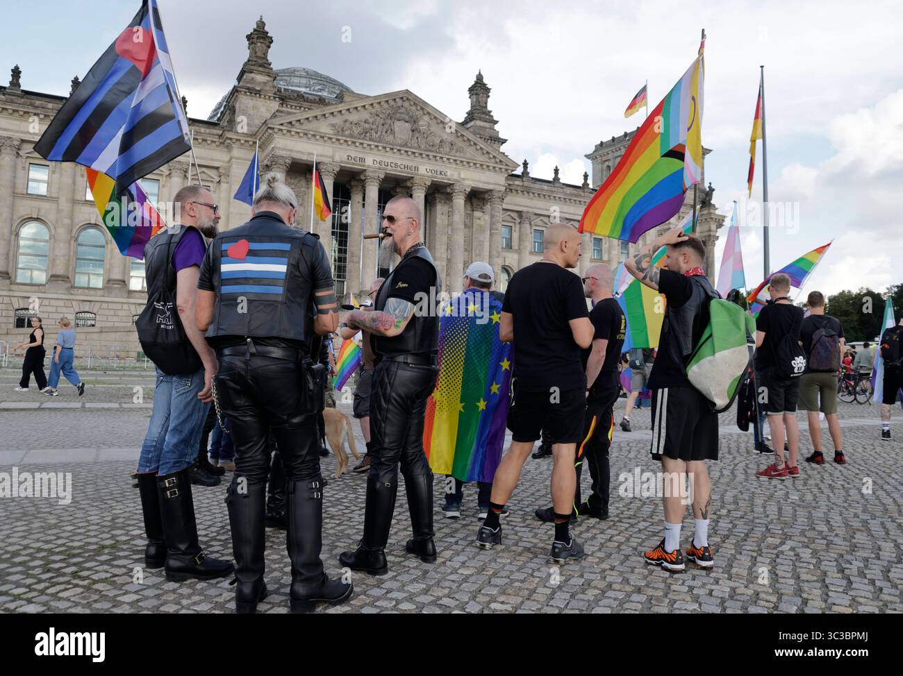 Deutschland, Berlin, Demonstration vor dem Bundestag, Regenbogenflagge ...