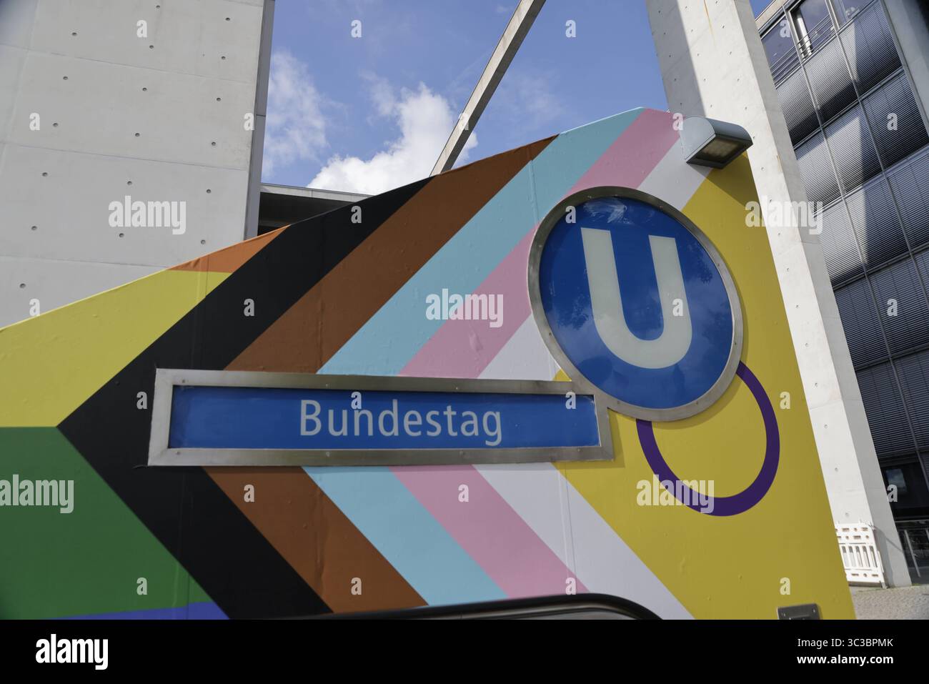 Deutschland, Berlin, Demonstration vor dem Bundestag, Regenbogenflagge ...
