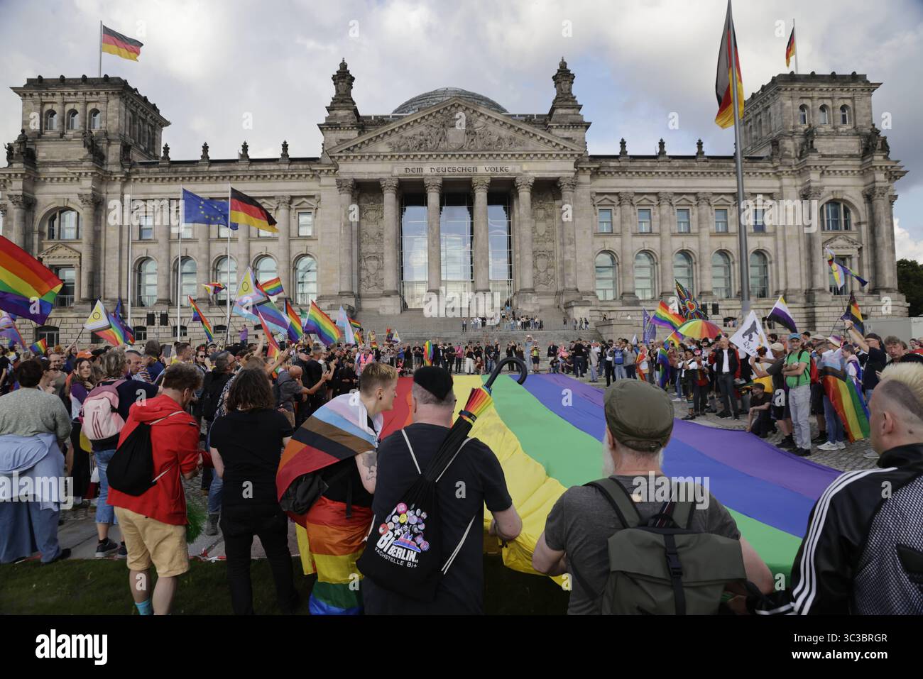 Deutschland, Berlin, Demonstration vor dem Bundestag, Regenbogenflagge ...
