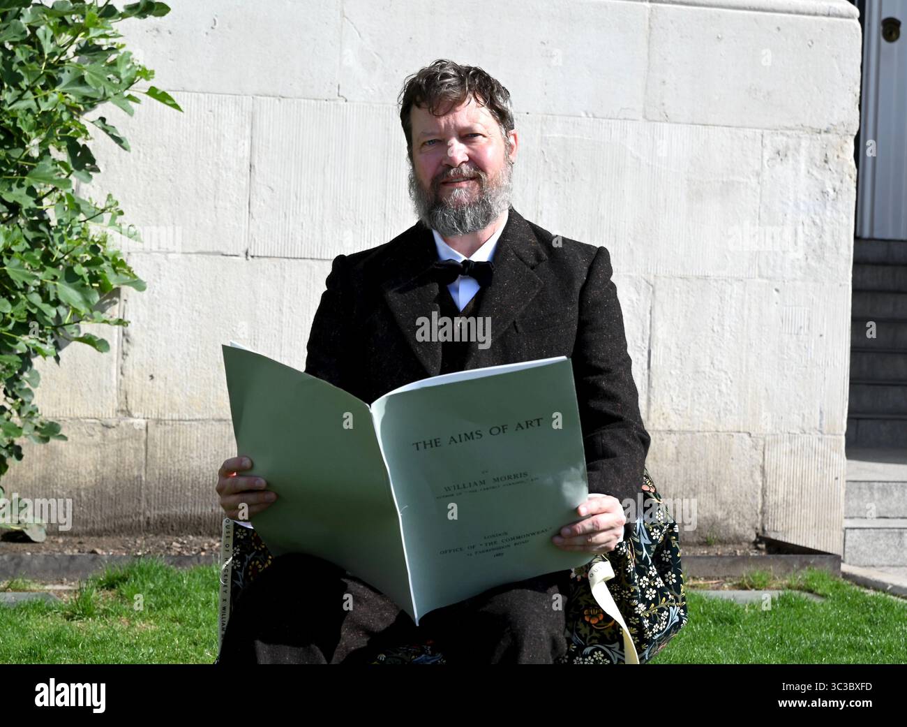 A REAL LIVE William Moris in full costume ( AKA National Gallery Chief ...