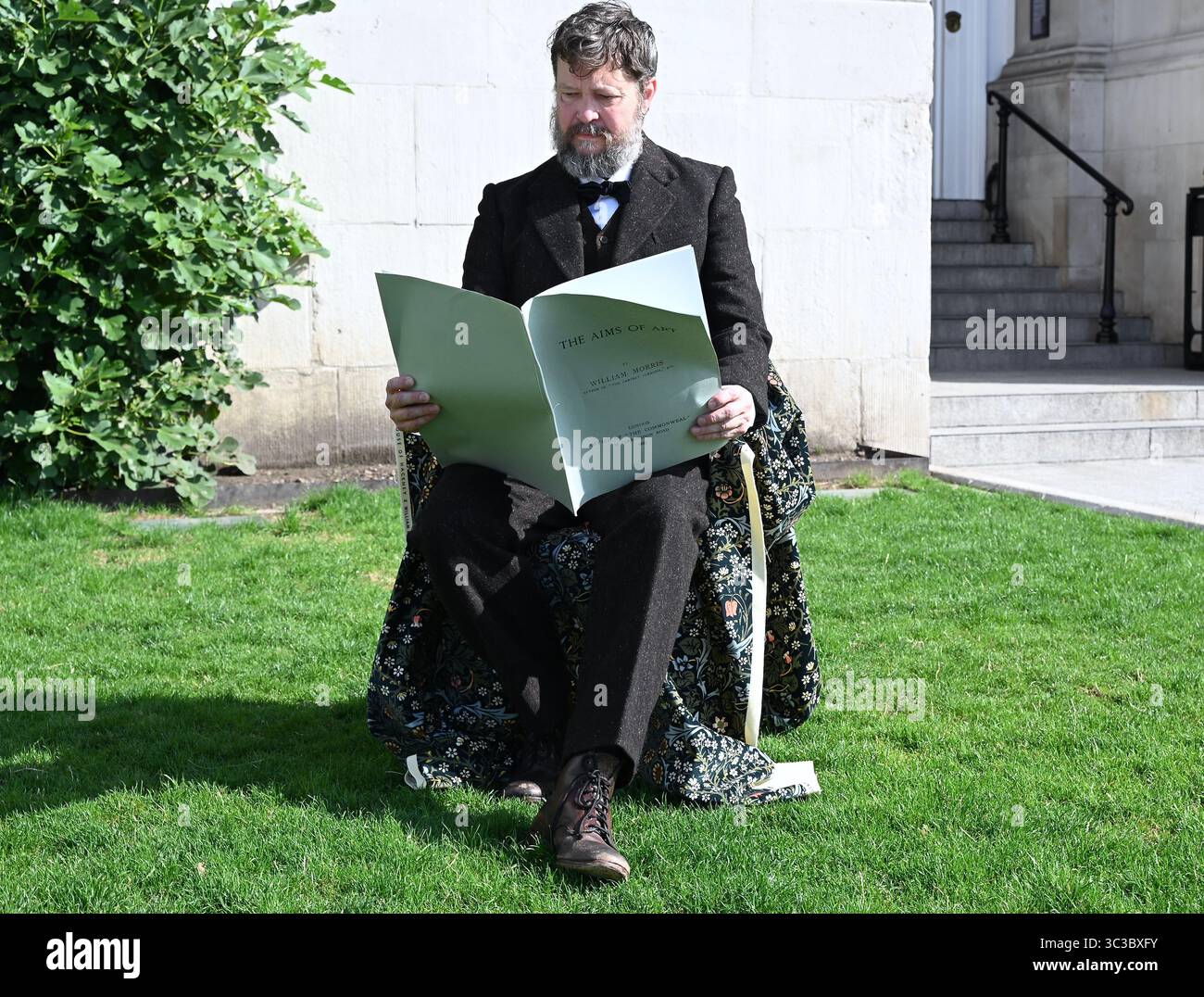 A REAL LIVE William Moris in full costume ( AKA National Gallery Chief ...