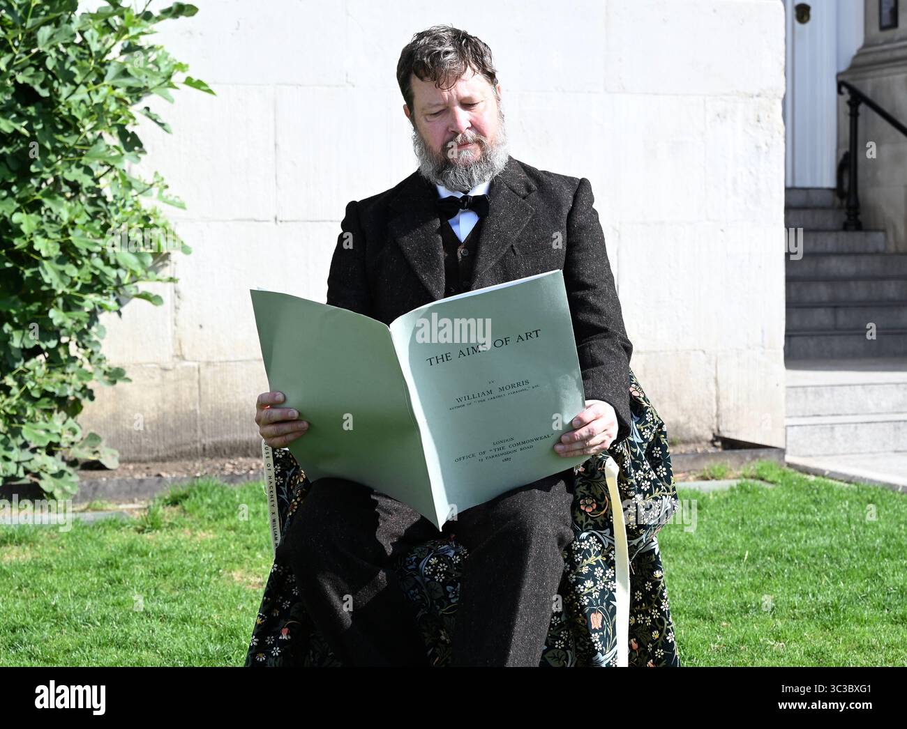 A REAL LIVE William Moris in full costume ( AKA National Gallery Chief ...