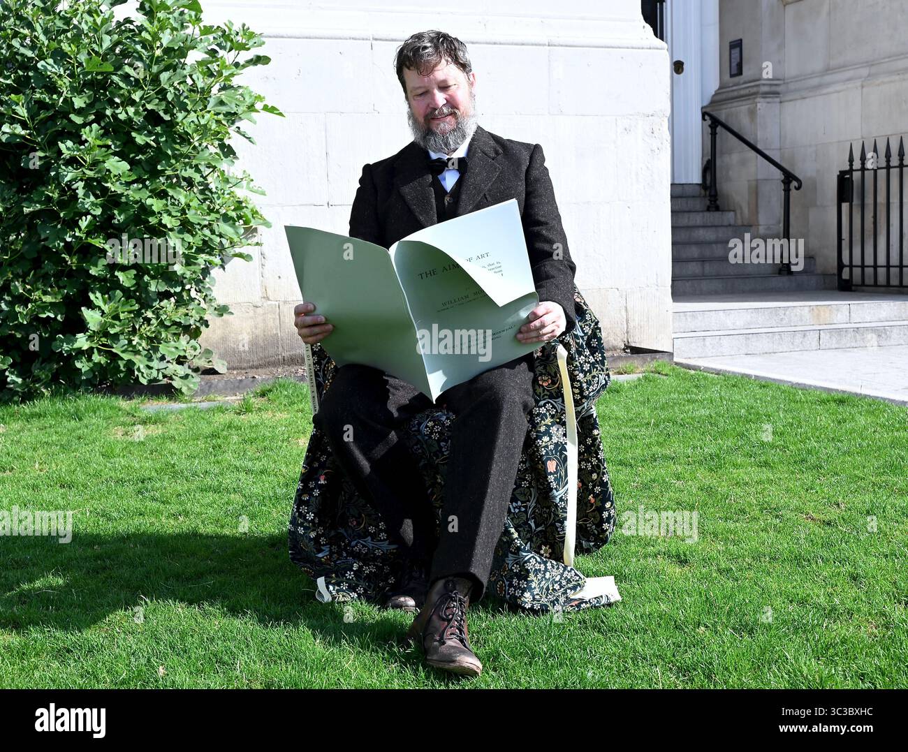 A REAL LIVE William Moris in full costume ( AKA National Gallery Chief ...
