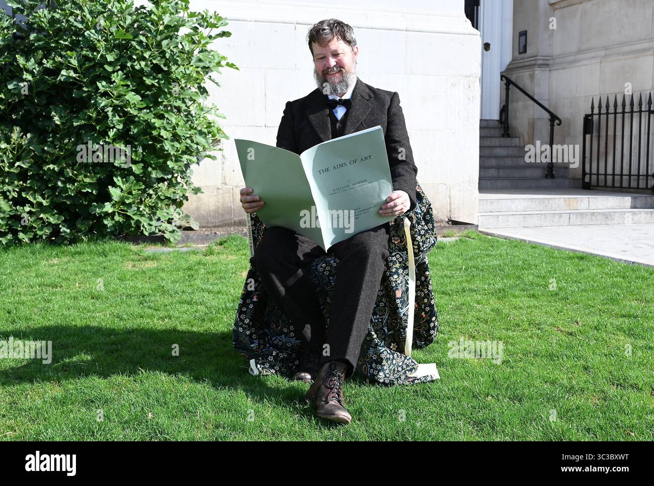 A REAL LIVE William Moris in full costume ( AKA National Gallery Chief ...