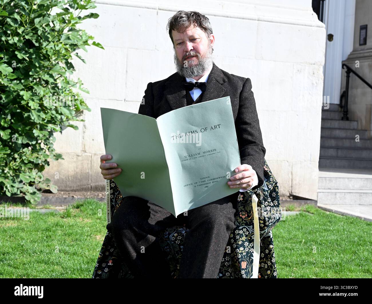 A REAL LIVE William Moris in full costume ( AKA National Gallery Chief ...