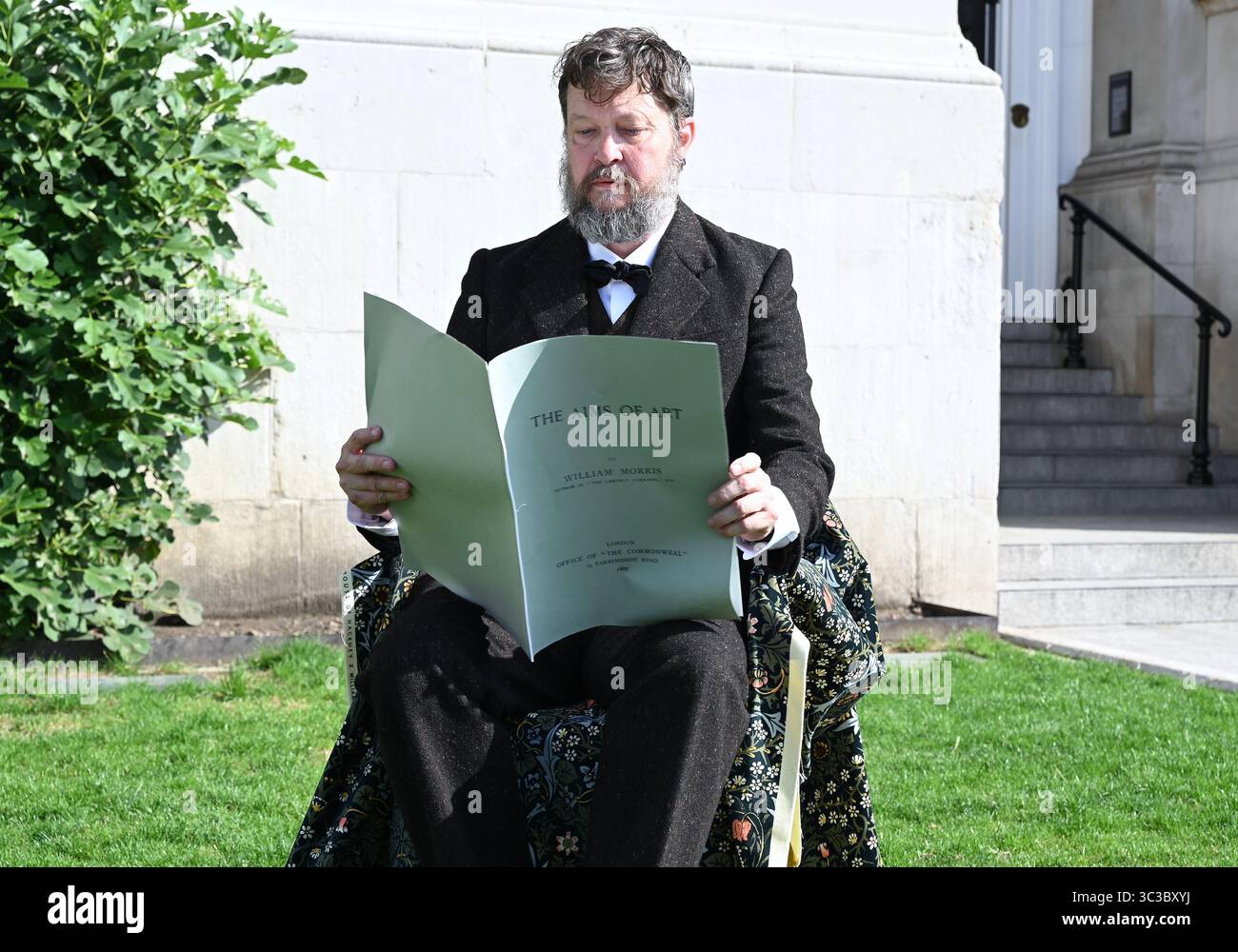 A REAL LIVE William Moris in full costume ( AKA National Gallery Chief ...