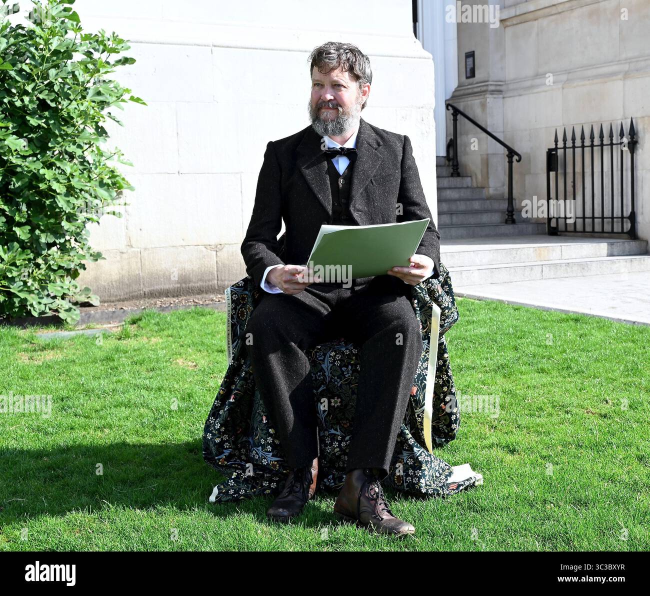 A REAL LIVE William Moris in full costume ( AKA National Gallery Chief ...