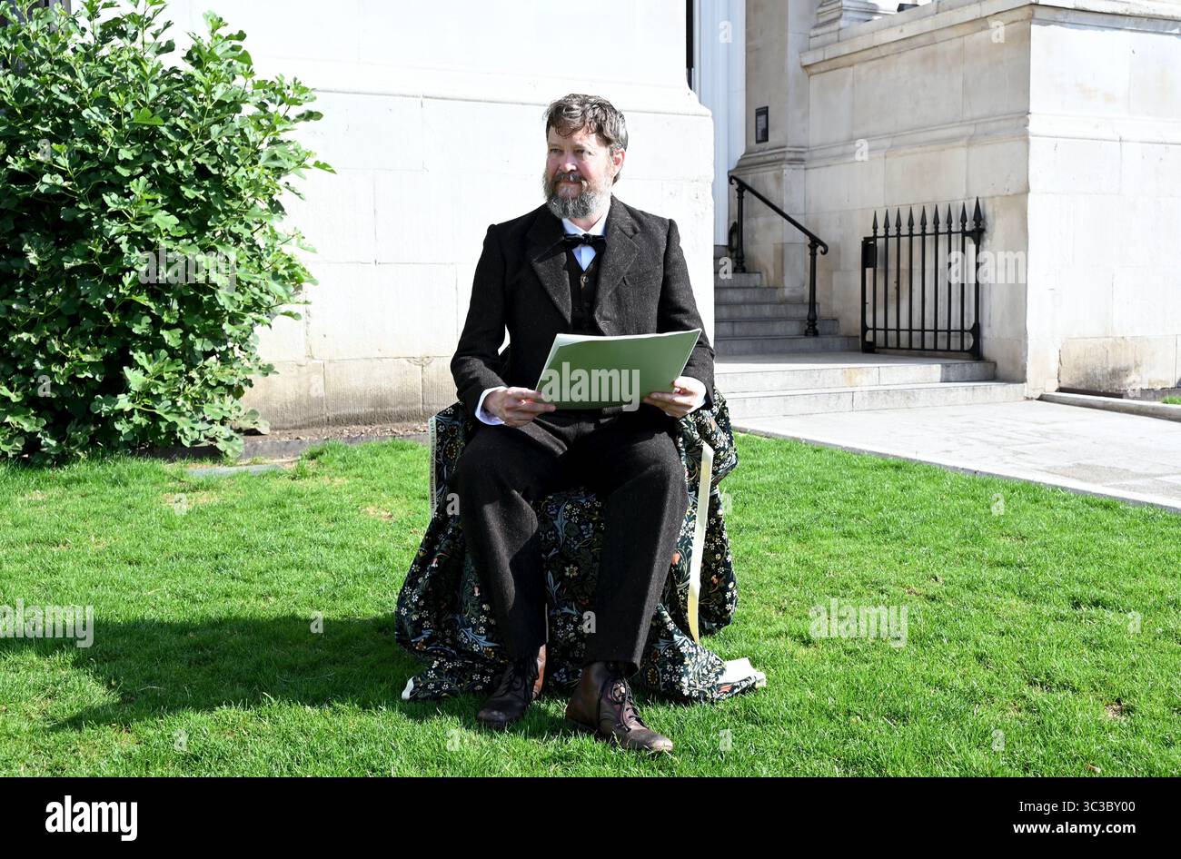 A REAL LIVE William Moris in full costume ( AKA National Gallery Chief ...